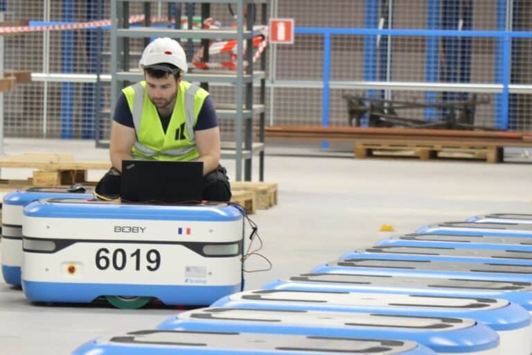 Les robots mobiles SCALLOG soulèvent des étagères