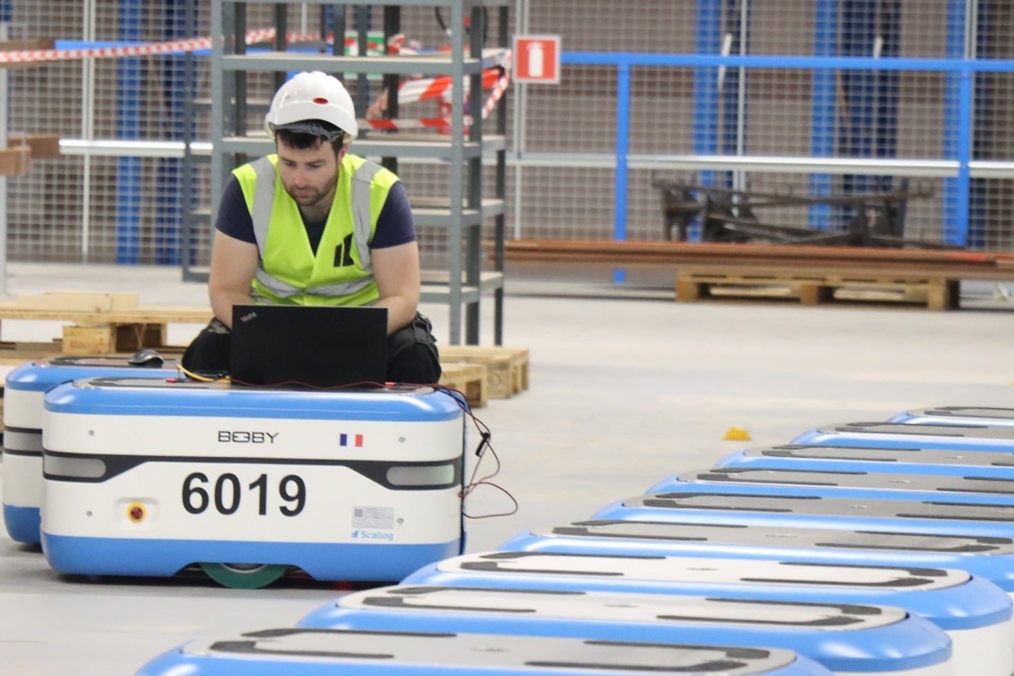 Les robots mobiles SCALLOG soulèvent des étagères